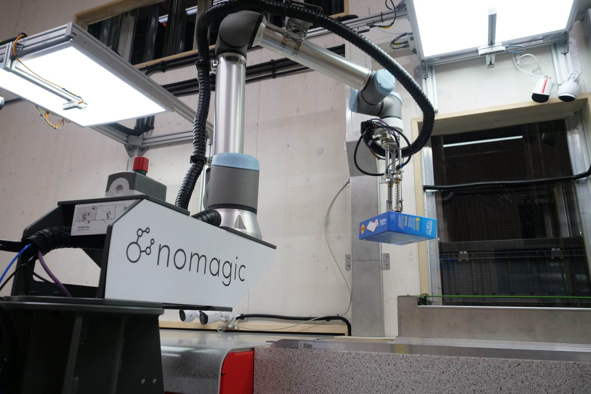 Nomagic: Intelligent Robotics for Automated Warehouses